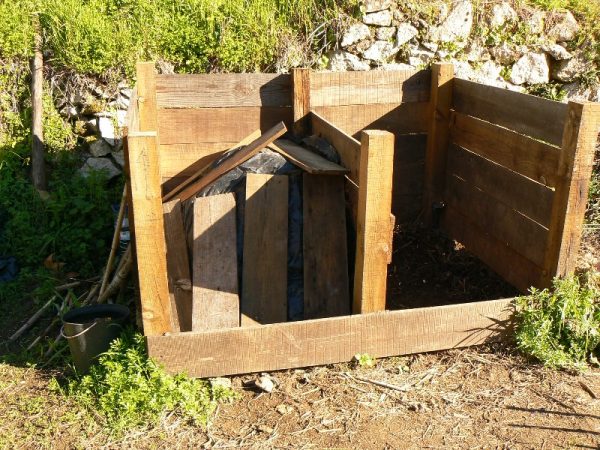Making compost with animal manure - a quick and a slow way